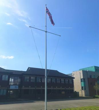 Fibreglass Flagpole with Yard Arm - Flagpole Express